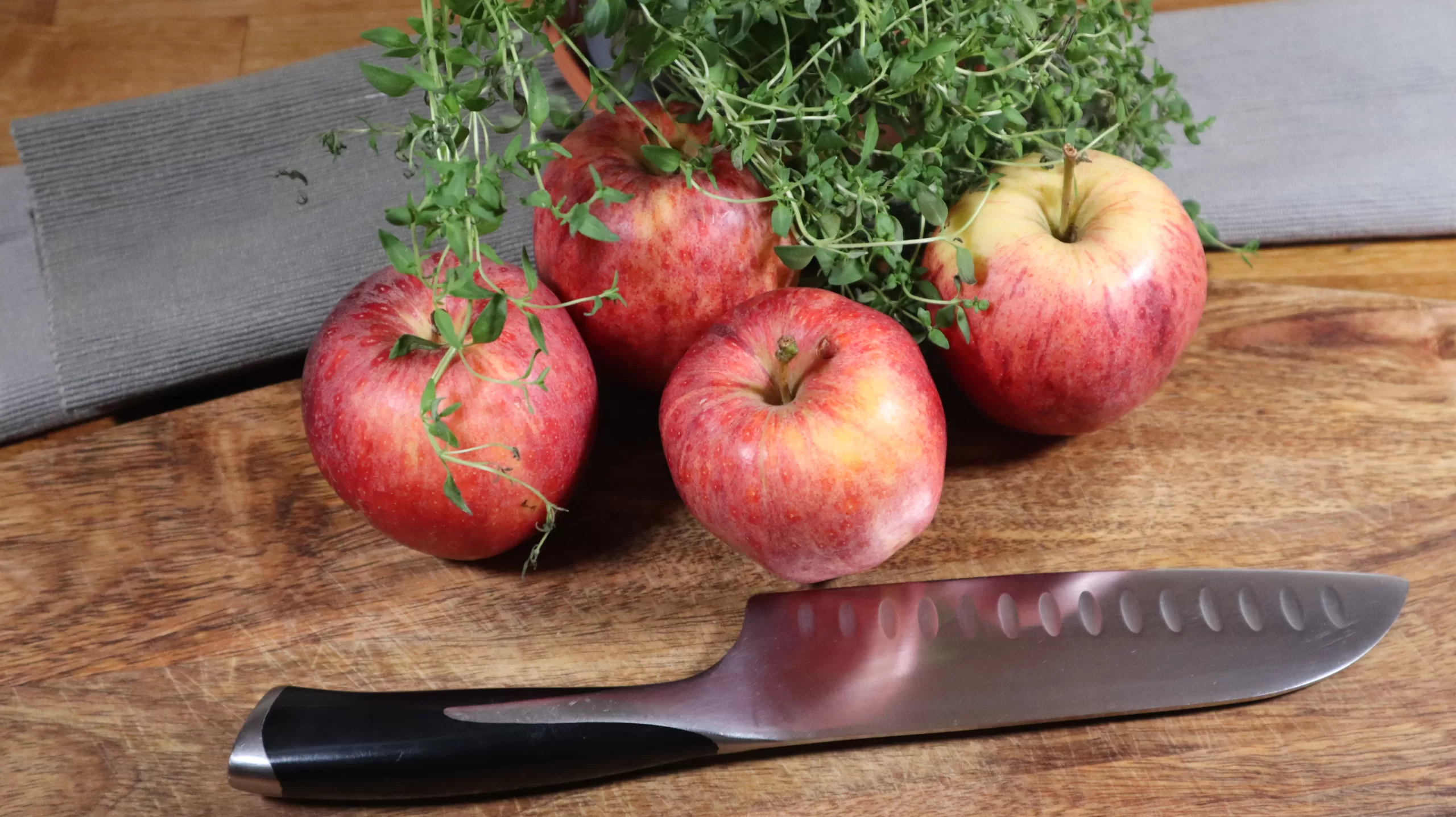 How to Cut an Apple Like a True Chef - The Coconut Mama